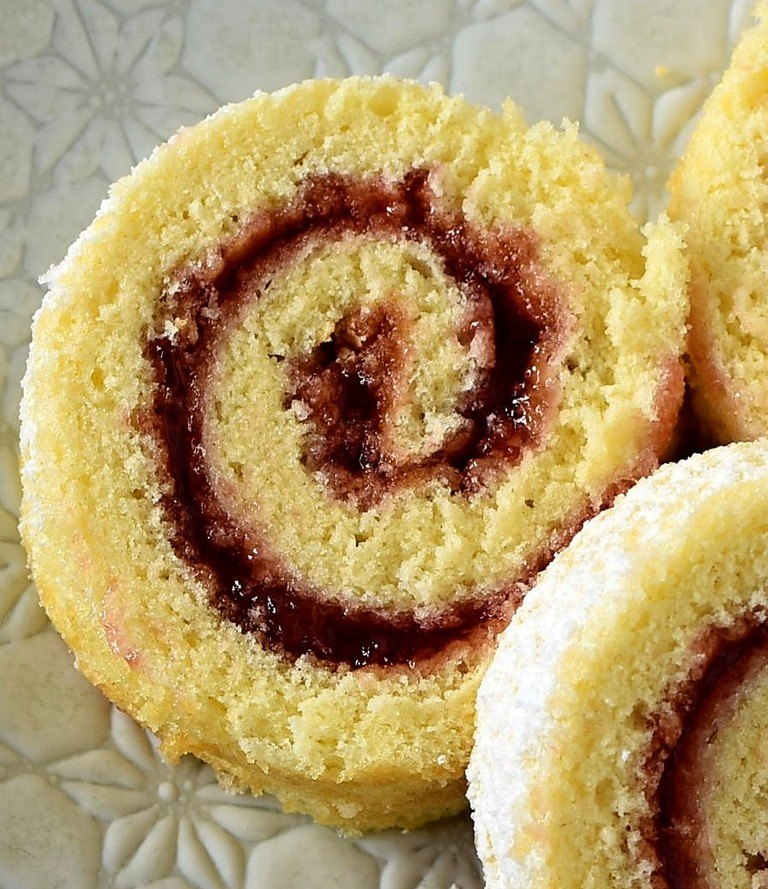 Rychlá piškotová roláda s marmeládou » MlsnáVařečka.cz