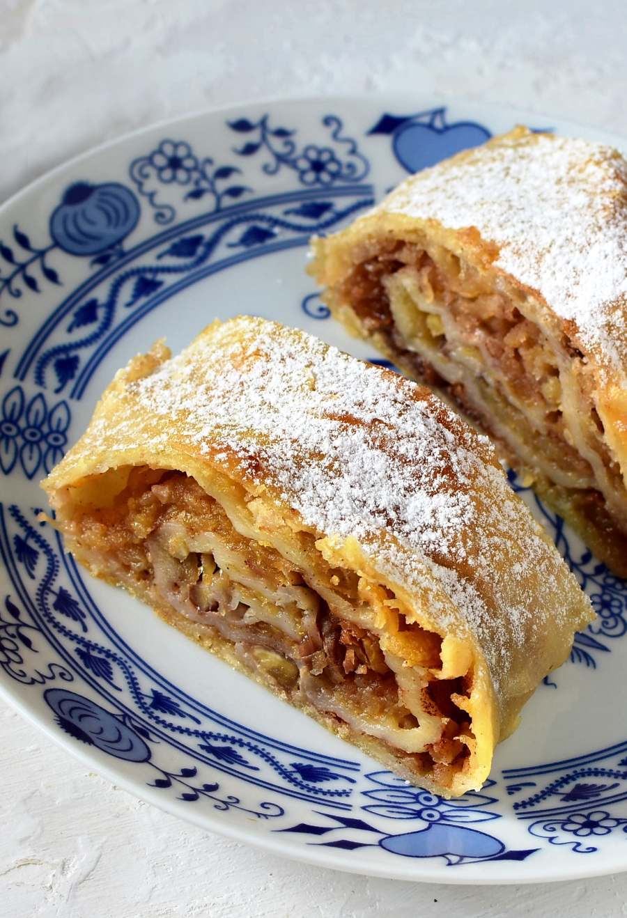 Jablečný štrúdl z taženého těsta » MlsnáVařečka.cz