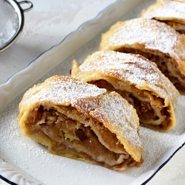 Jablečný štrúdl z taženého těsta » MlsnáVařečka.cz